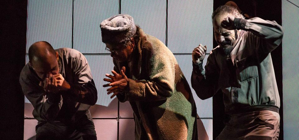 ‘O capote’ e a arte da sobrevivência | Teatrojornal